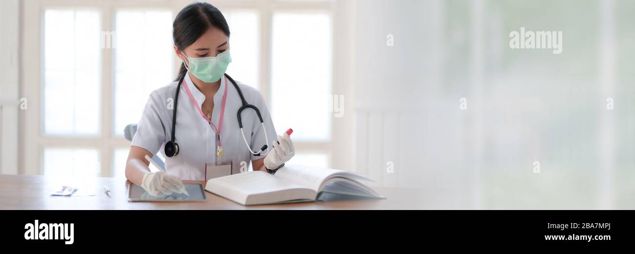 Doctor reading book hi-res stock photography and images - Alamy