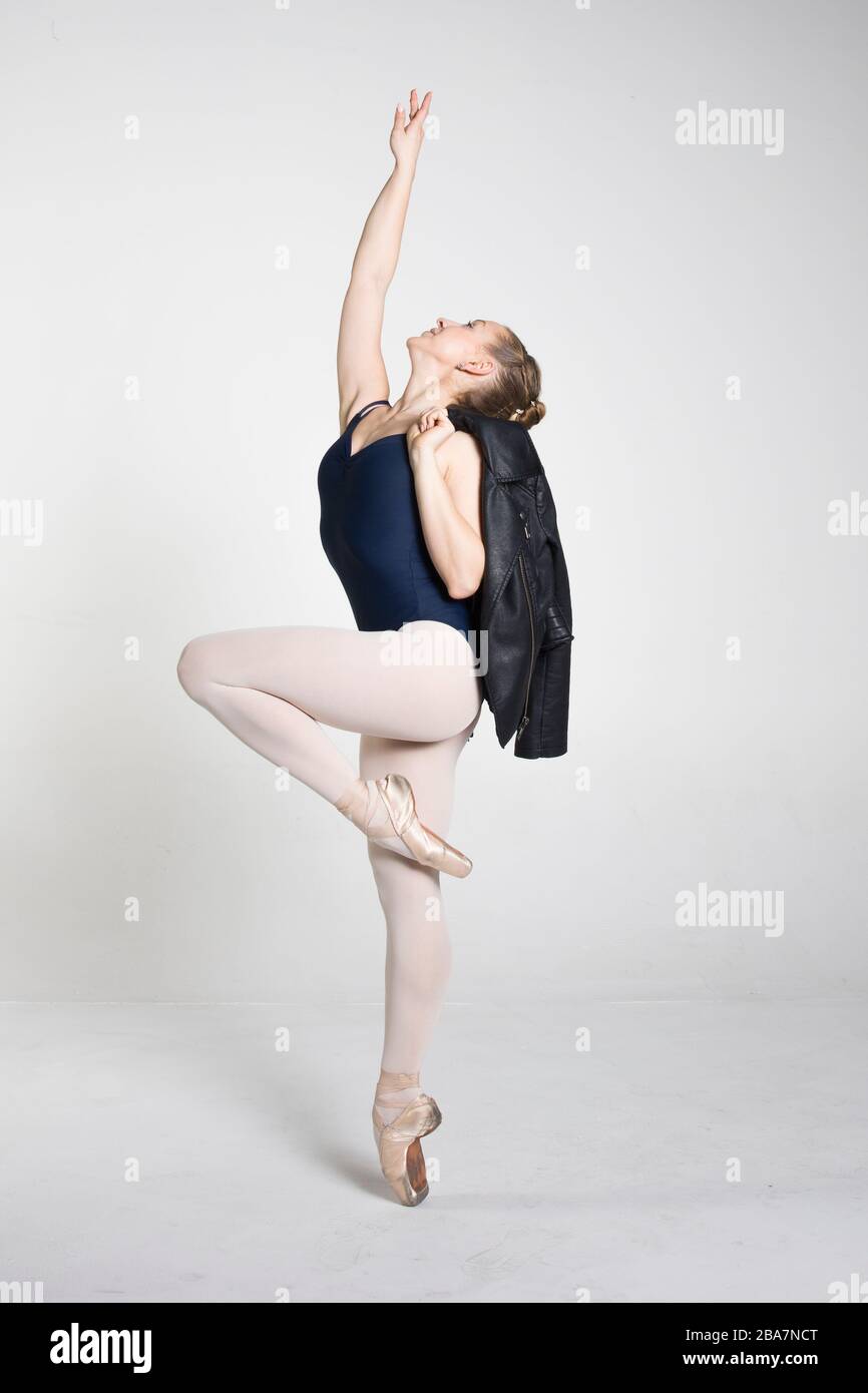 Ballet hands hi-res stock photography and images - Alamy