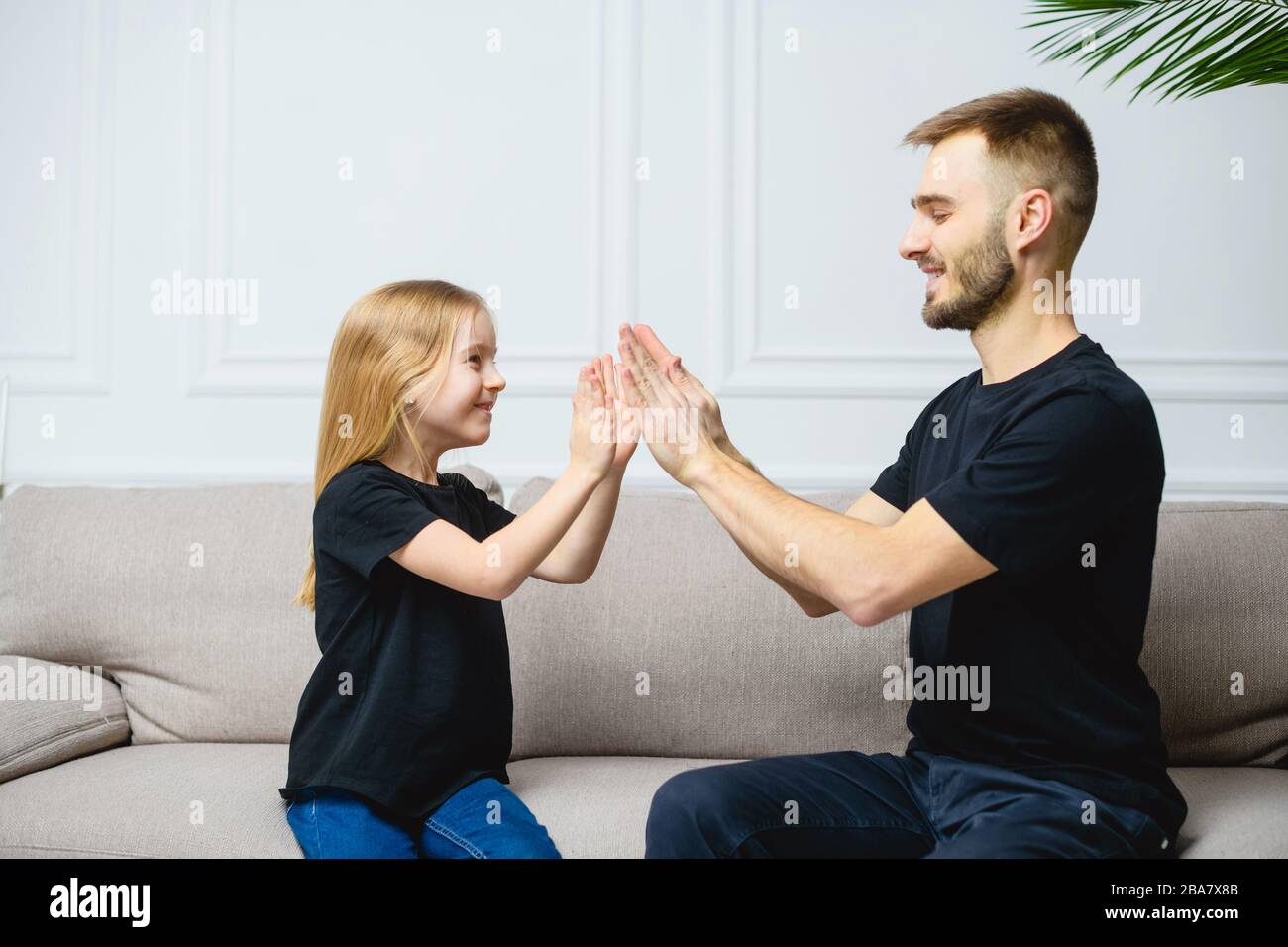 Black female clapping hands hi-res stock photography and images - Alamy