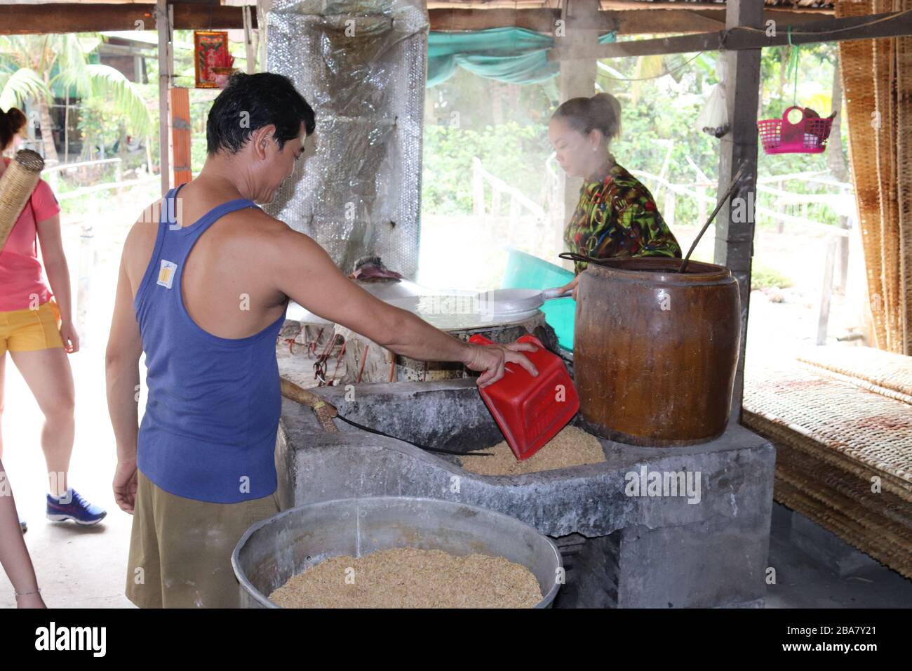 VILLAGERS MAKING RICE PAPER IN THE MEKONG DELTA,VIETNAM Stock Photo - Alamy