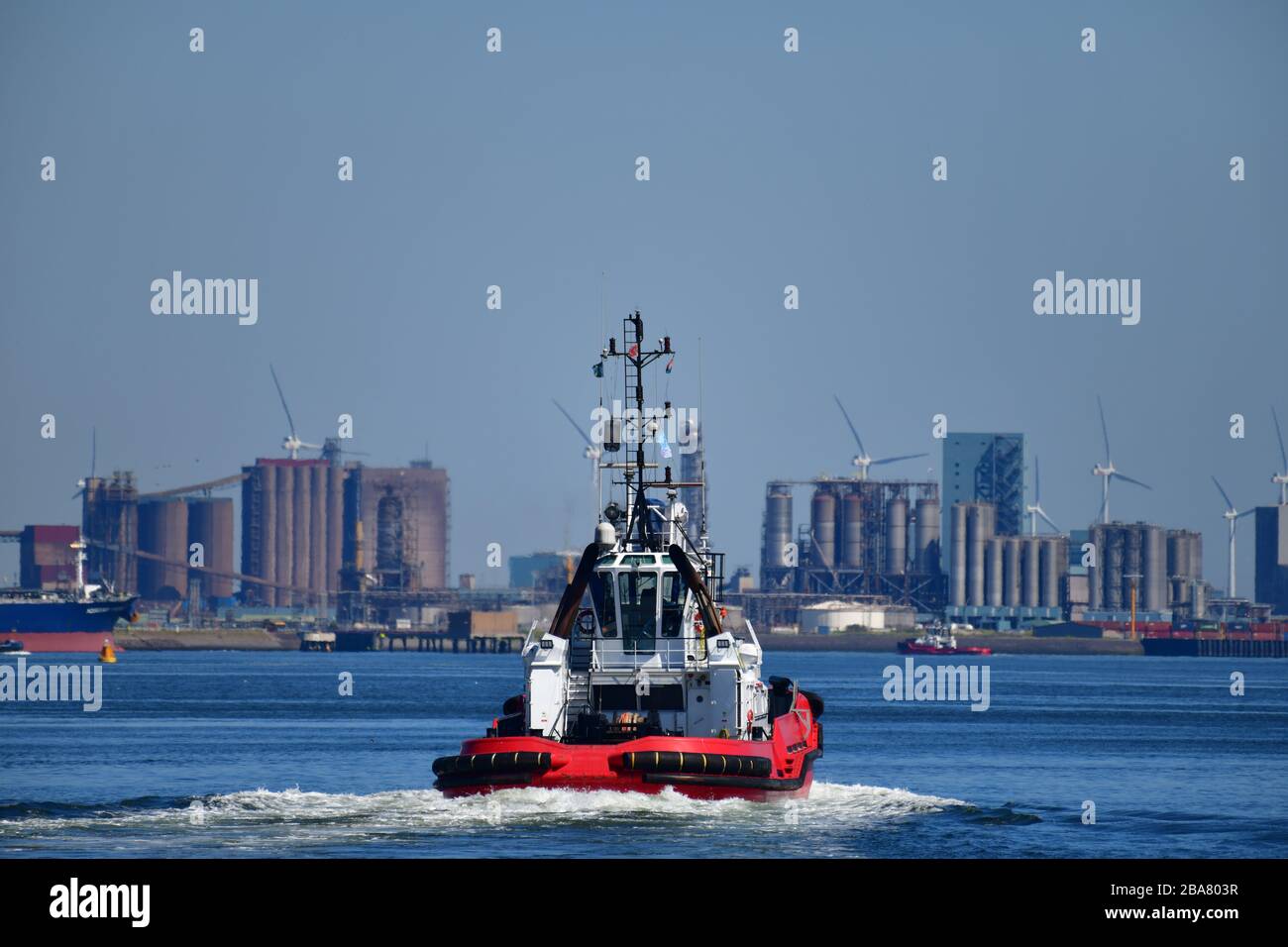 Red tug boat hi-res stock photography and images - Alamy
