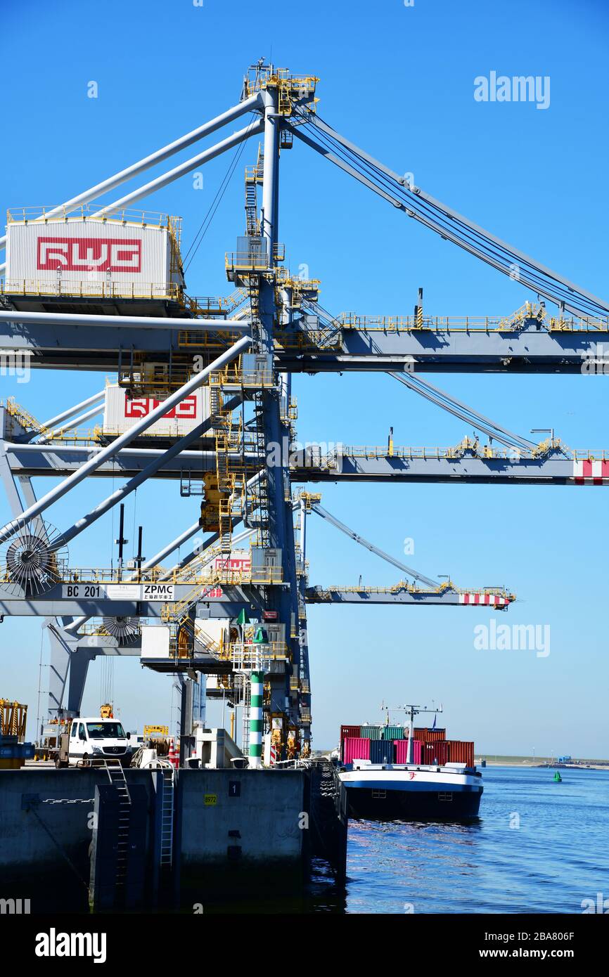 Gantry lifting container hi-res stock photography and images - Alamy