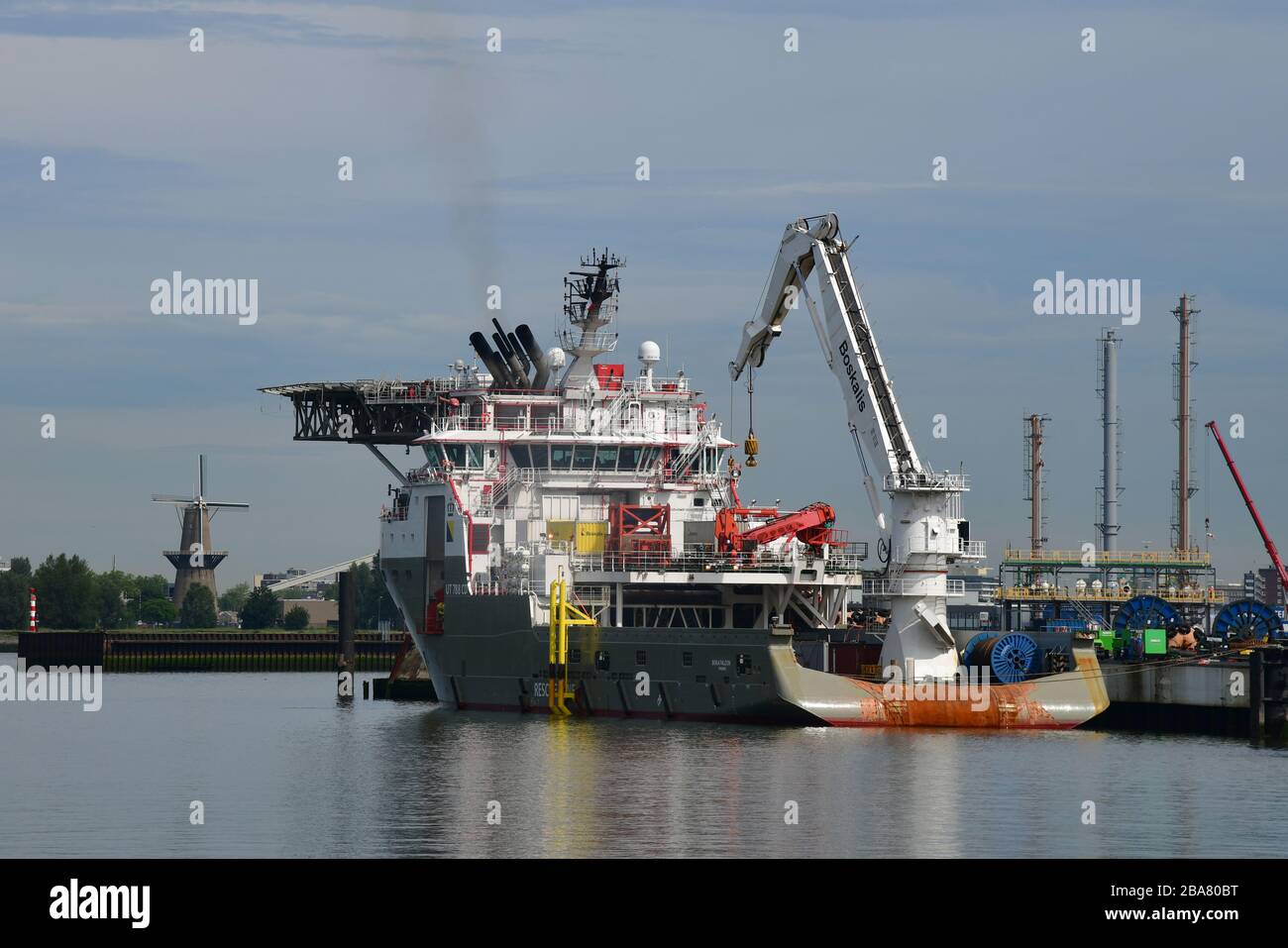 Ships with helipad hi-res stock photography and images - Alamy