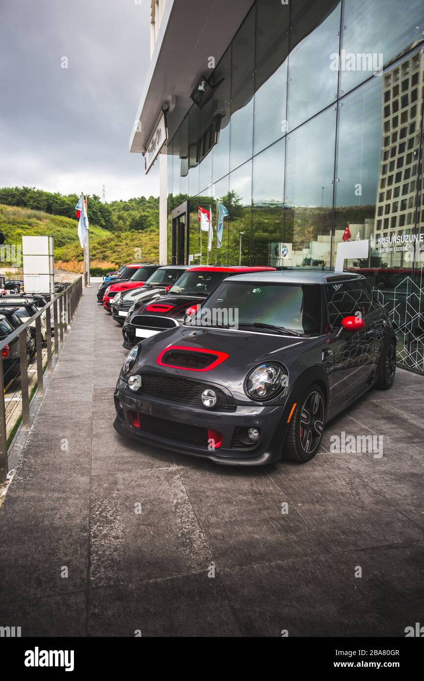Multiple cars in front of an auto saloon Stock Photo - Alamy
