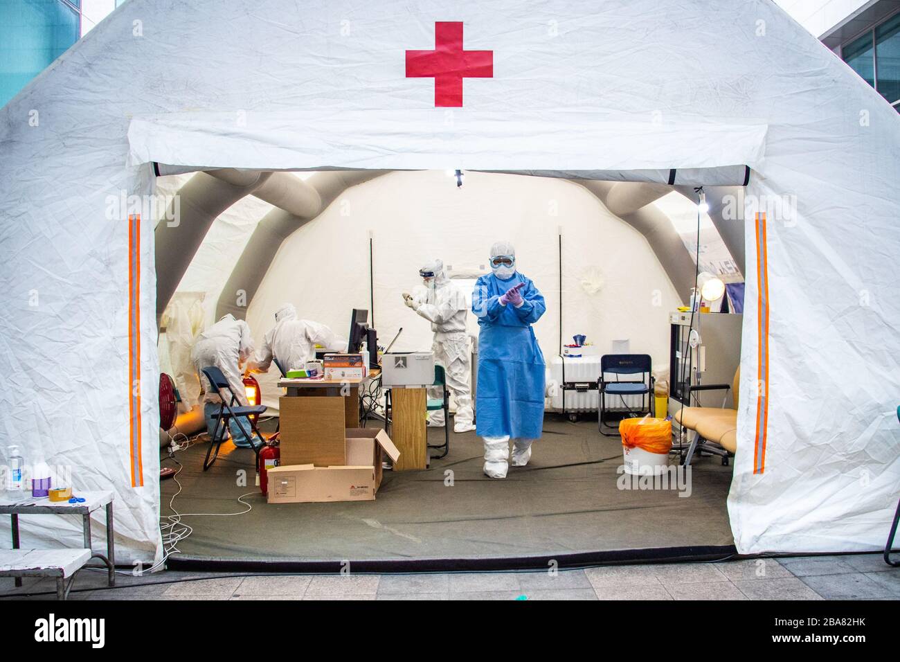 Surgical tent hi-res stock photography and images - Alamy