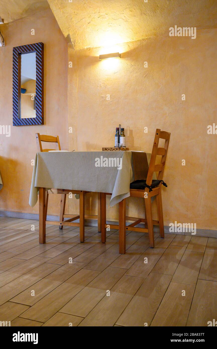 Intimate setting hi-res stock photography and images - Alamy