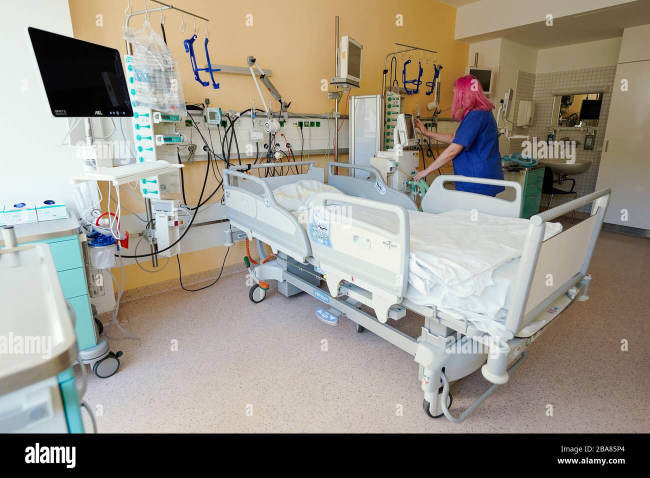 Mannheim, Germany. 26th Mar, 2020. An intensive care nurse is standing ...