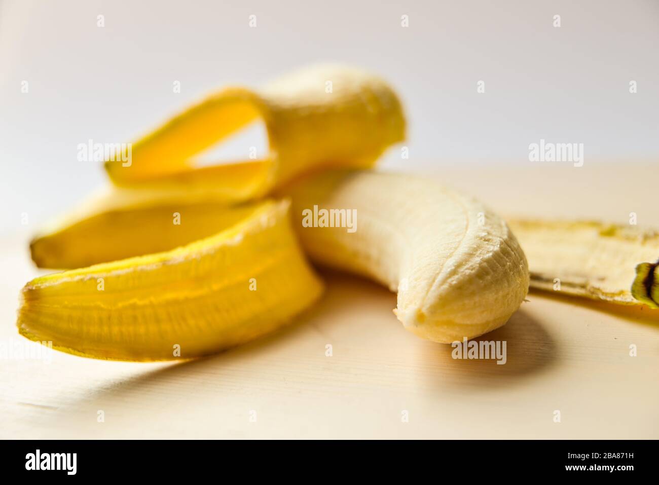 Cut bananas on a cutting board Stock Photo - Alamy