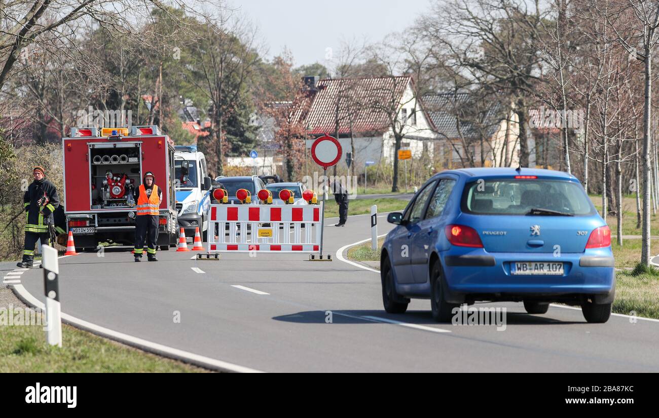Jessen, Germany. 26th Mar, 2020. A car is approaching a roadblock at ...