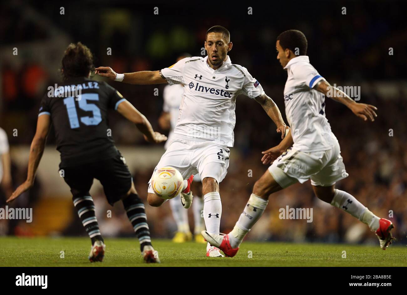 Tottenham hotspurs clint dempsey in action hi-res stock photography and ...