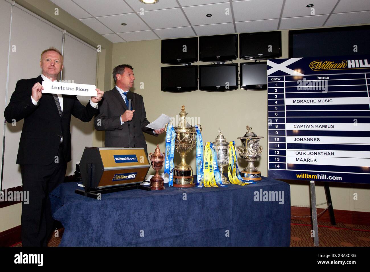Alex McLeish (l) and Racing UK presenter Gordon Brown draw the starting ...