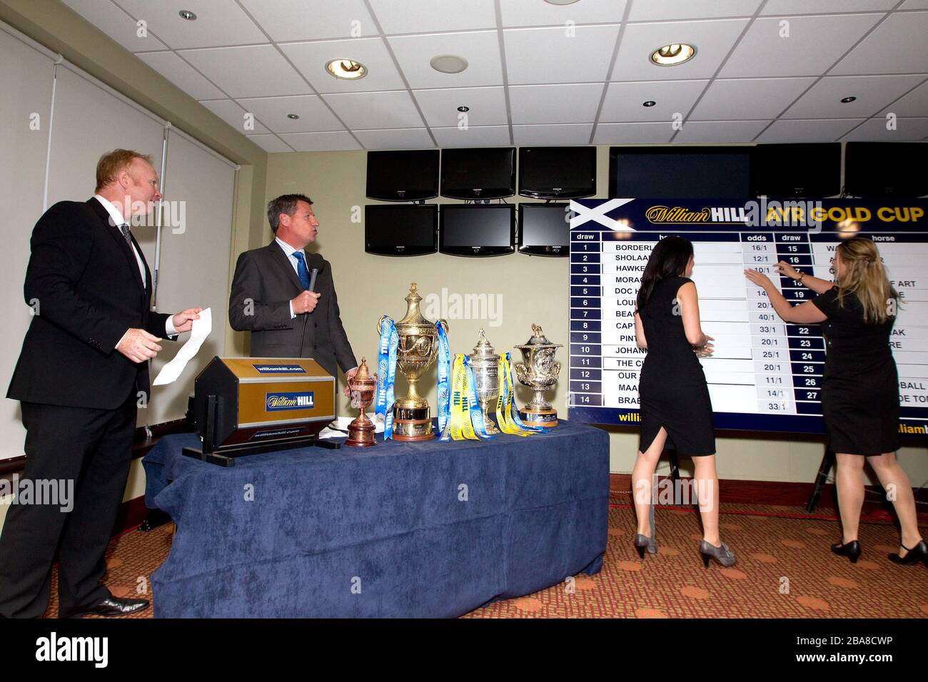 Alex McLeish (l) and Racing UK presenter Gordon Brown draw the starting ...