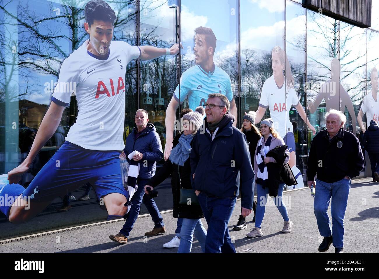 Tottenham hotspur fans hi-res stock photography and images - Alamy