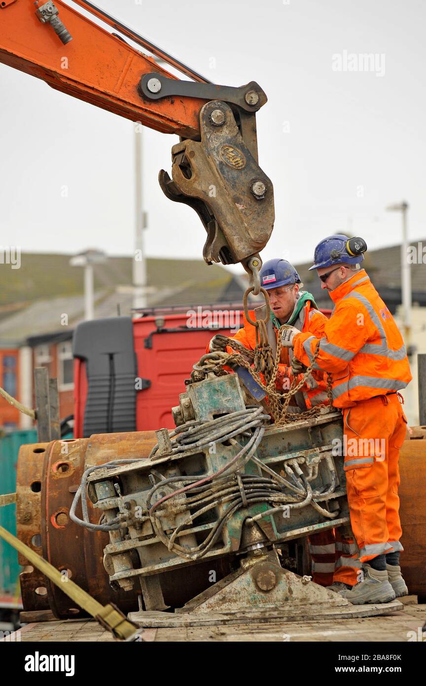 Engineers unloading piling equipment Stock Photo - Alamy