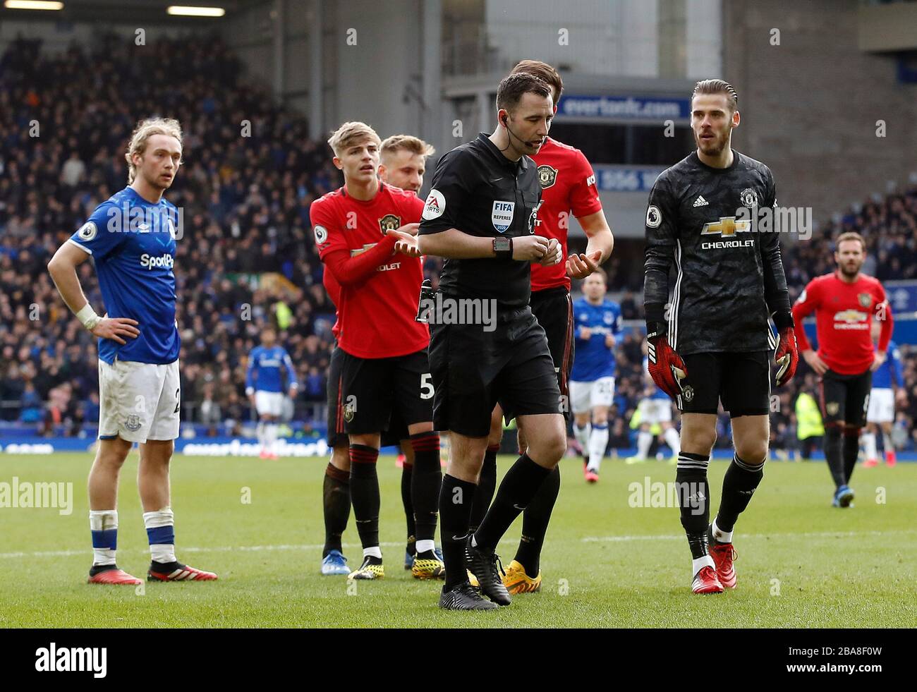 Chris kavanagh referee hi-res stock photography and images - Alamy