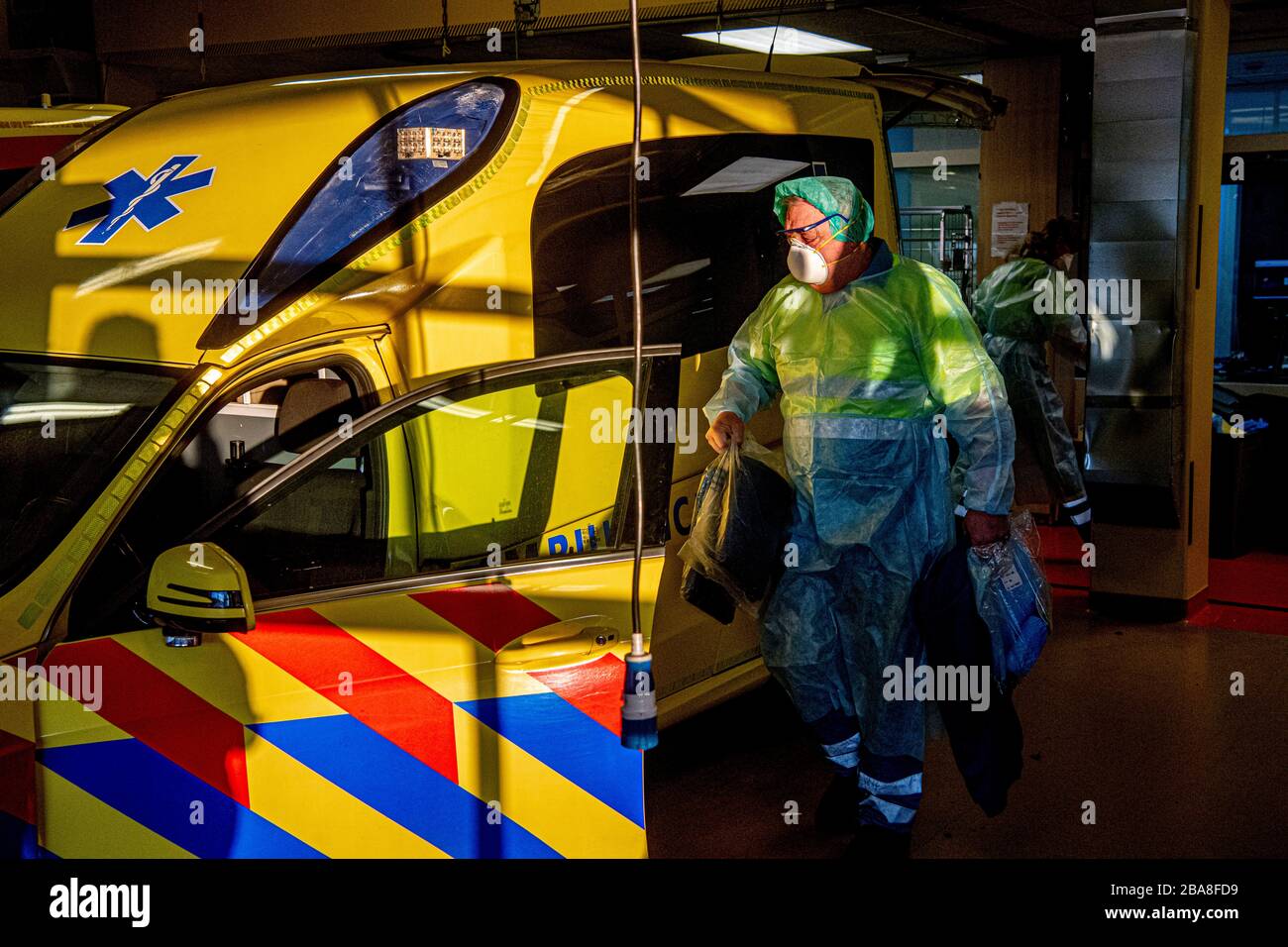 Intensive care ambulance paramedic hi-res stock photography and images ...