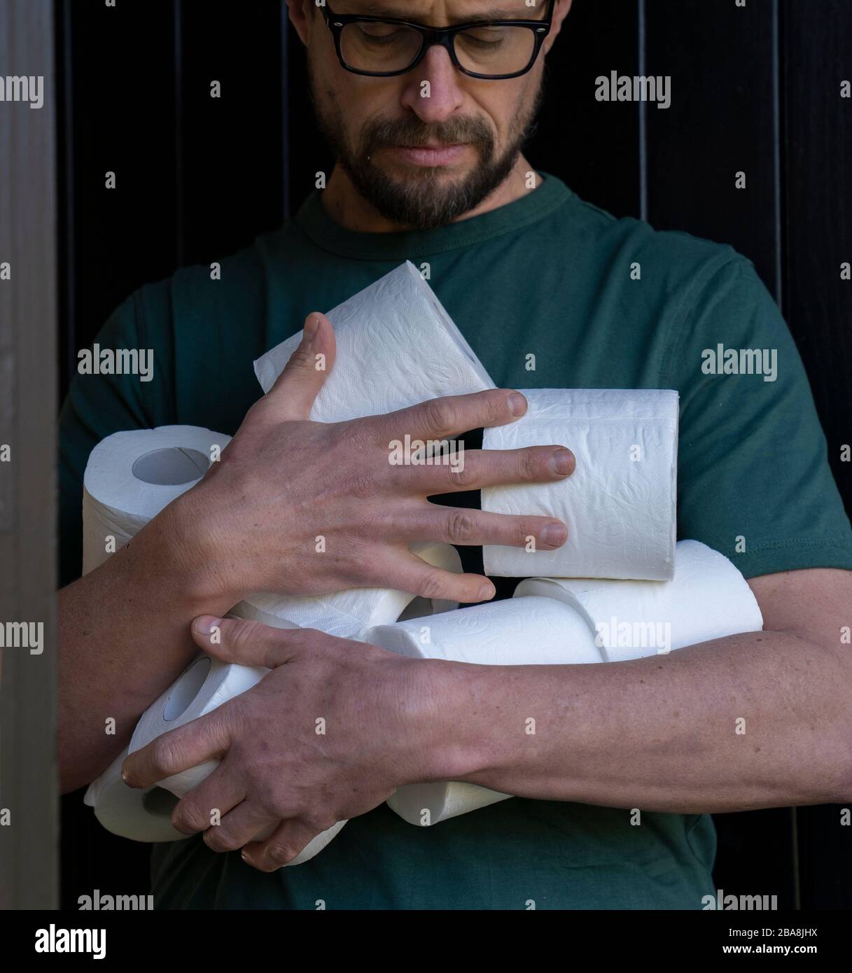 Toilet roll middle hi-res stock photography and images - Alamy