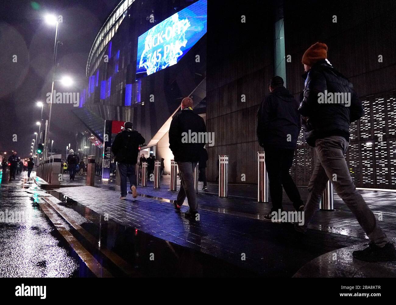 Tottenham hotspur stadium fans hi-res stock photography and images - Alamy
