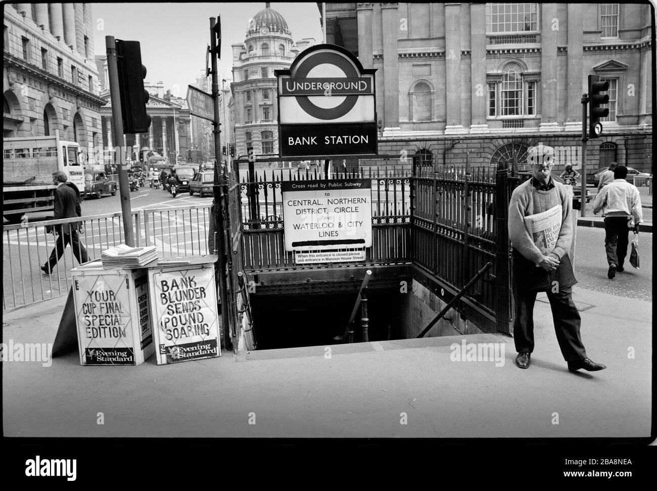 City of London traders and workers in 1988. Bank Tube Station Stock ...