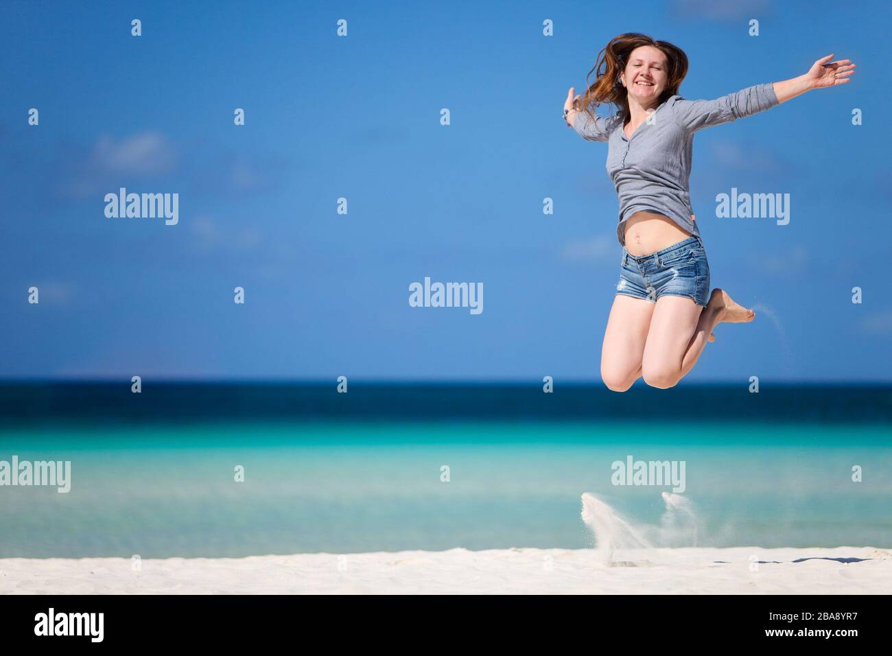 Menschen springen in die luft hi-res stock photography and images - Alamy
