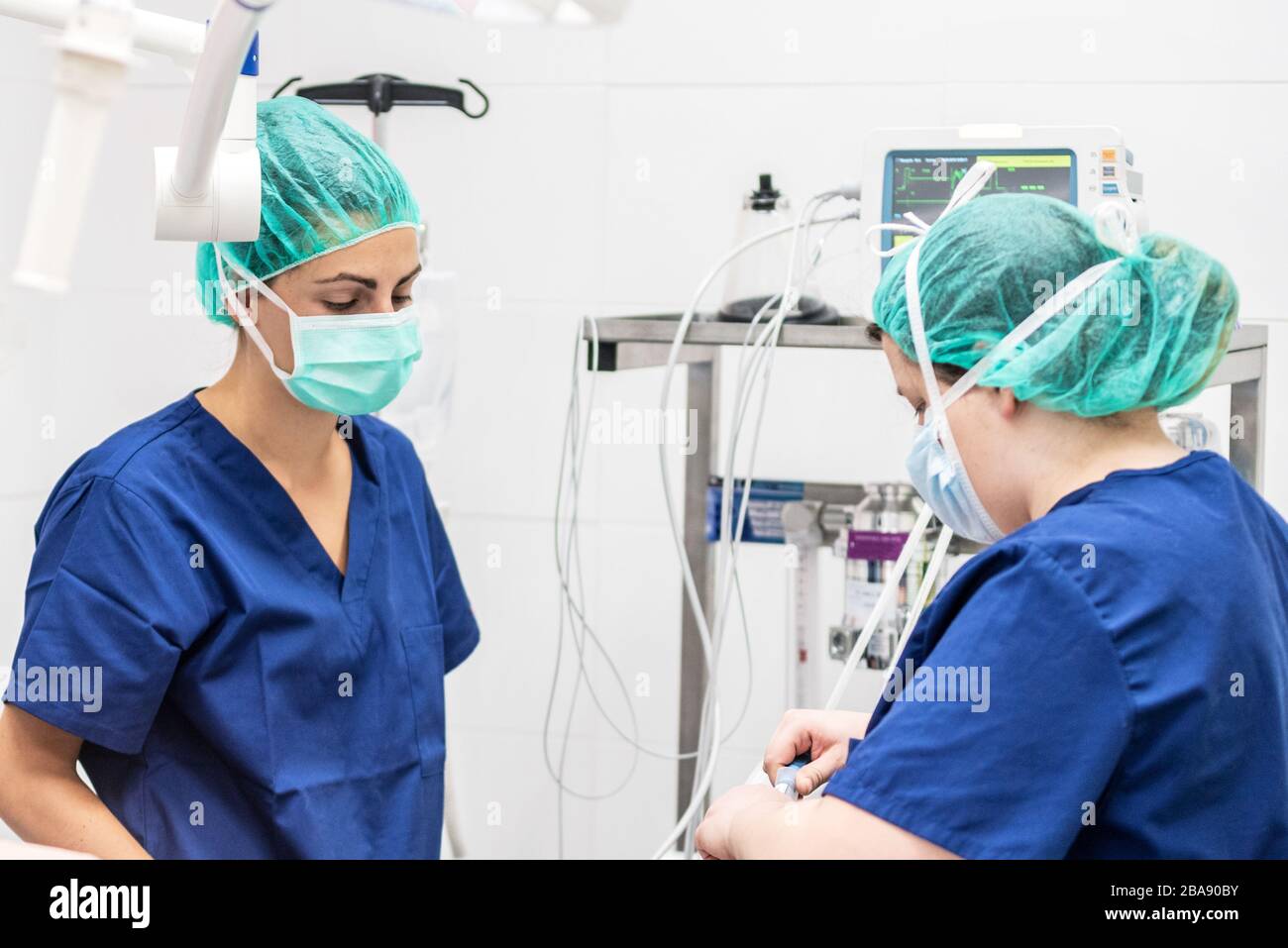 Covid-19 outbreak. Healthcare worker. Nurse working in intensive care ...