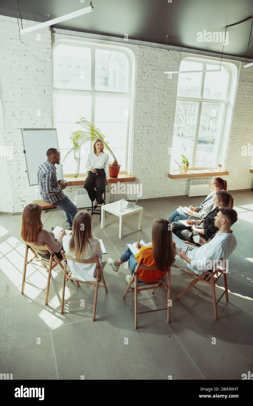Live briefing hi-res stock photography and images - Alamy