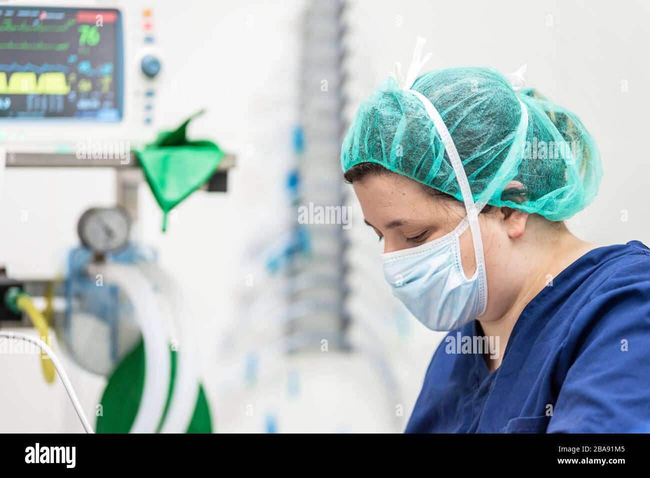 Covid-19 outbreak. Healthcare worker. Nurse working in intensive care ...