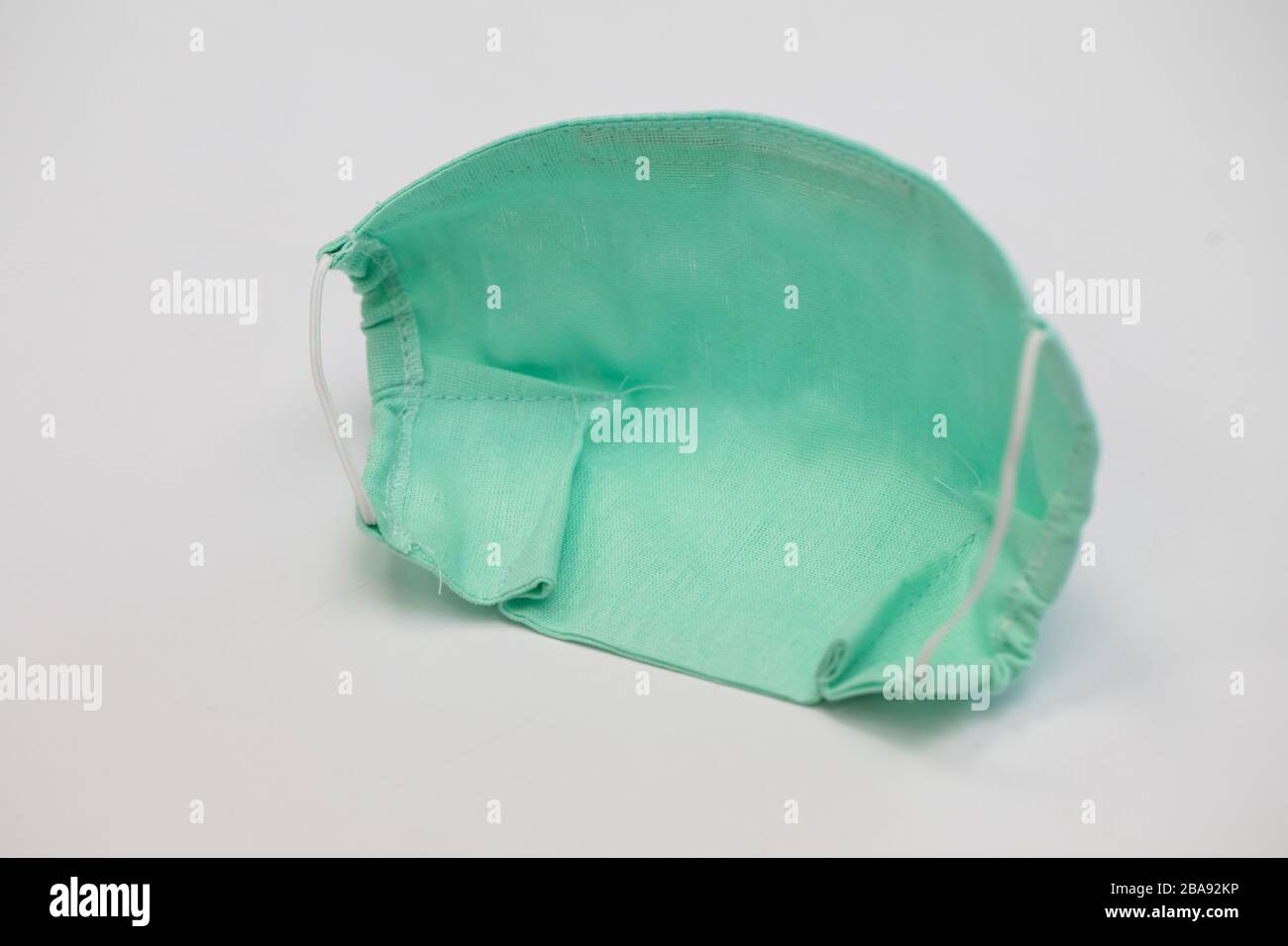 Protective respiratory mask for people that reduces the risk of ...