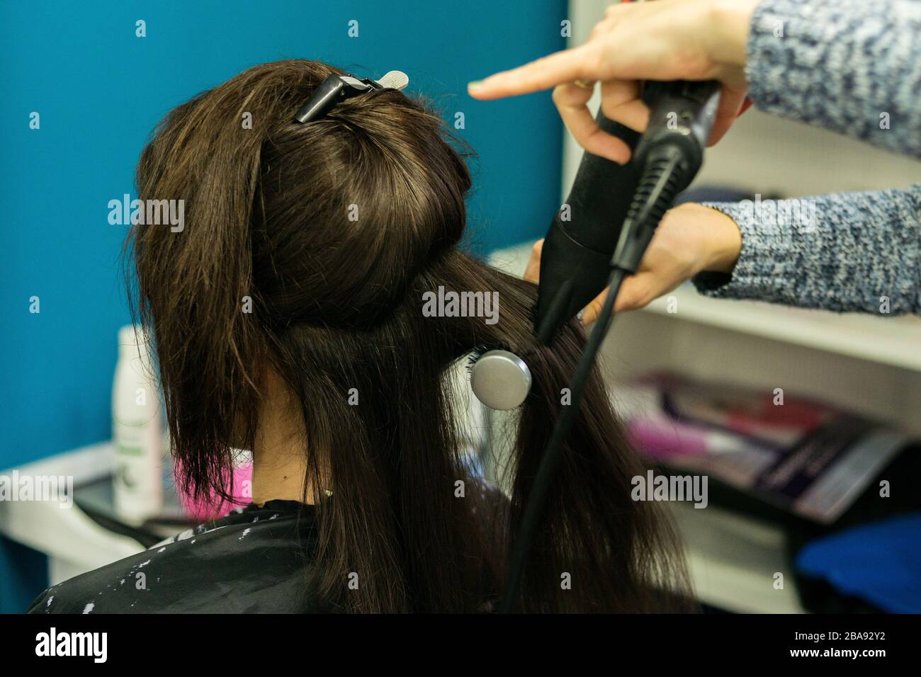 Haircutting customer hairdresser hi-res stock photography and images ...
