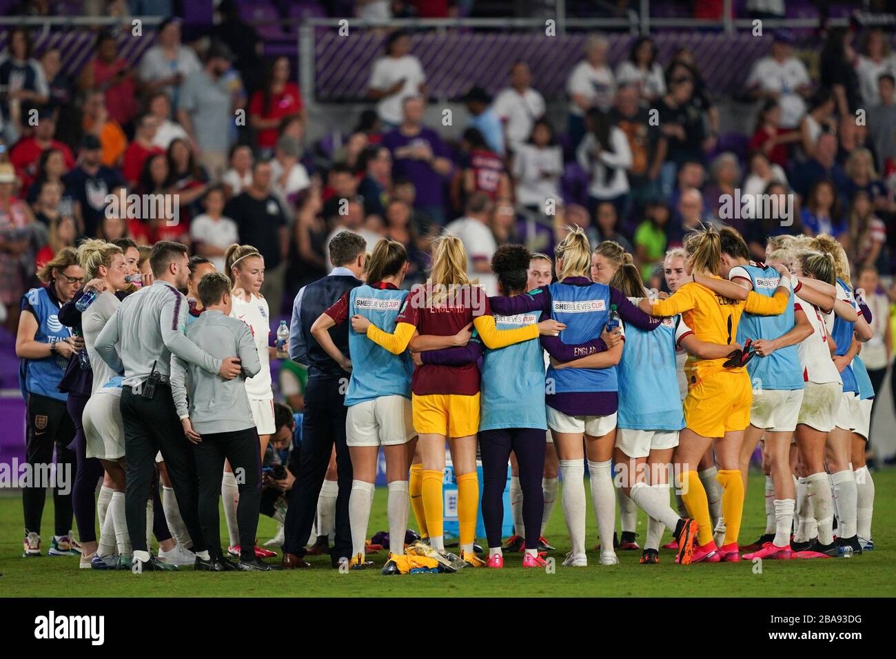 England women team huddle hi-res stock photography and images - Alamy