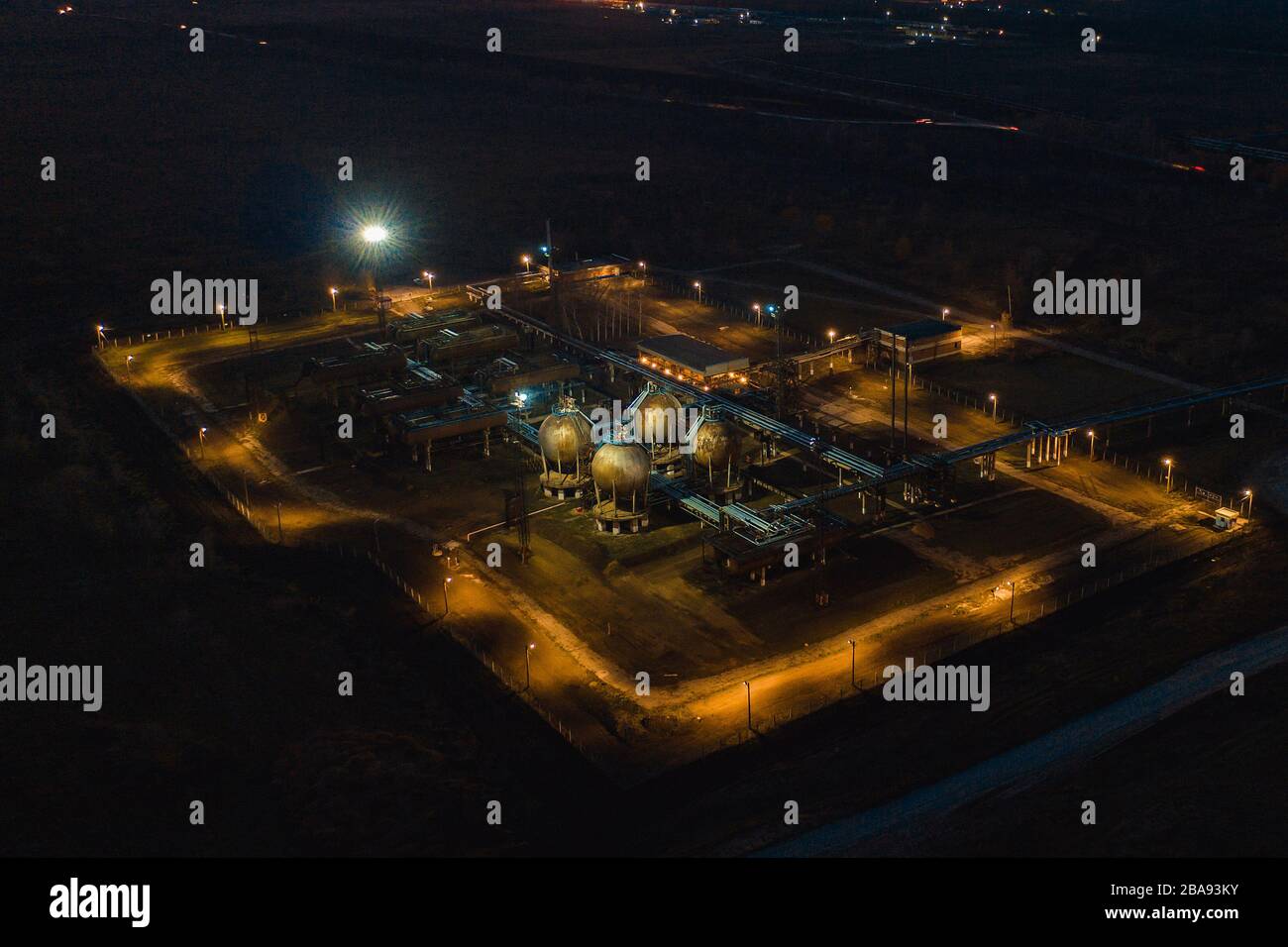 Refinery night hi-res stock photography and images - Alamy