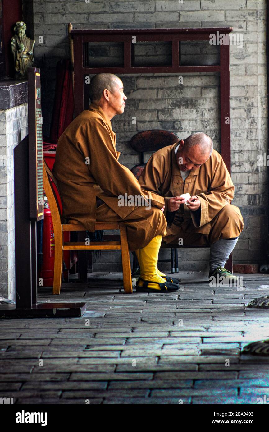 Seated buddhist monk hi-res stock photography and images - Alamy
