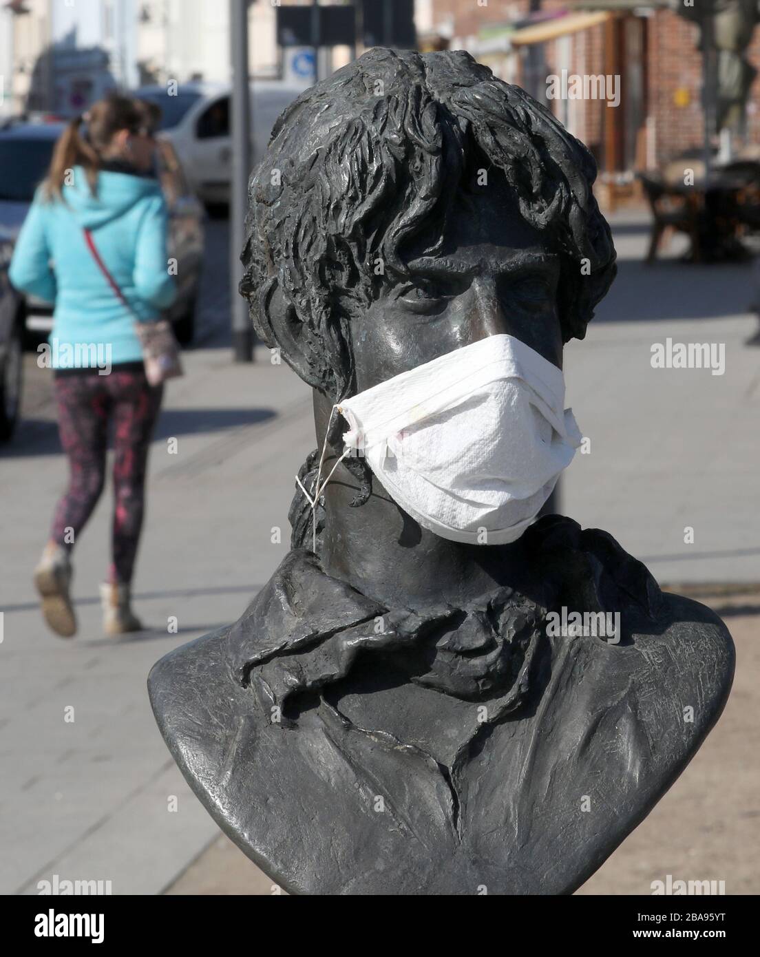 Bad Doberan, Germany. 26th Mar, 2020. A breathing mask carries the bust ...