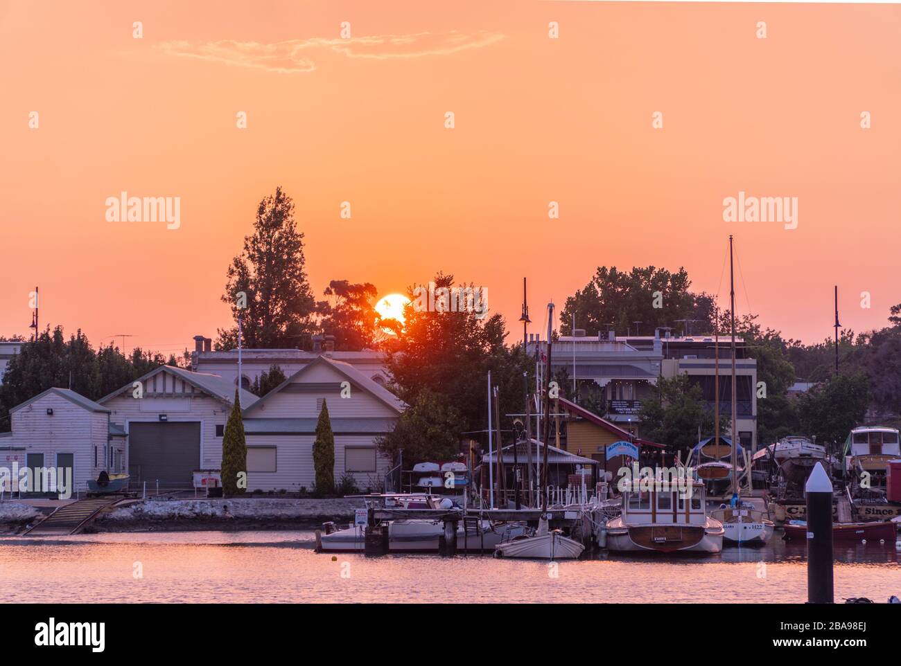 Riverside house hi-res stock photography and images - Alamy