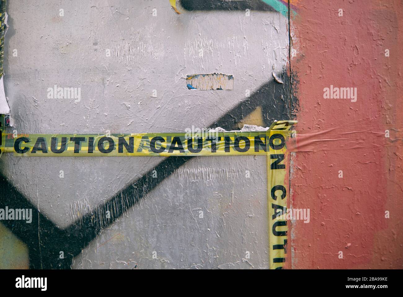 Banda Caution en Hackneywick Stock Photo - Alamy