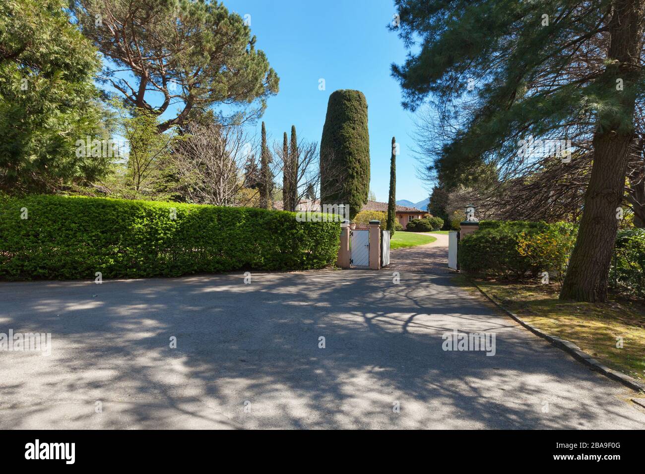 Manor house gate entrance hi-res stock photography and images - Alamy