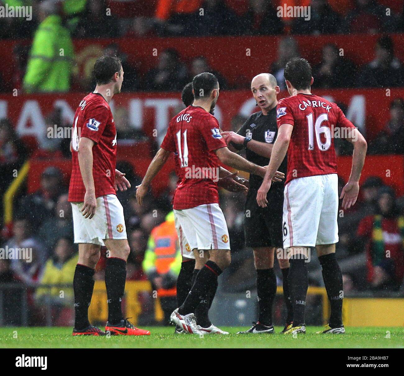 Referee mike dean awards hi-res stock photography and images - Alamy