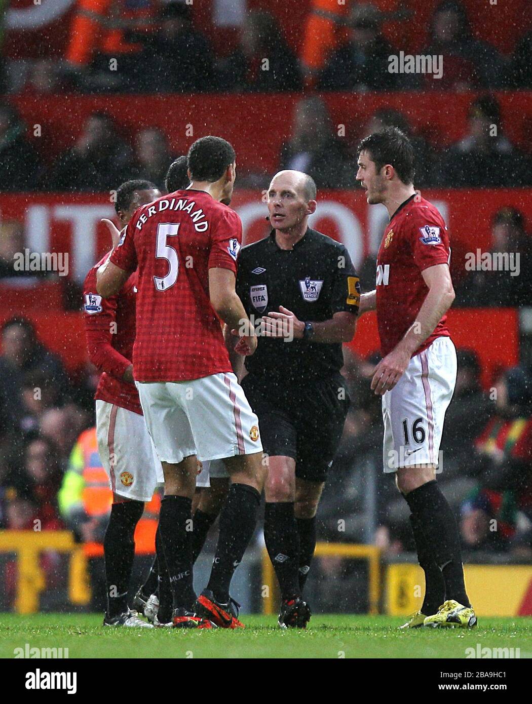 Michael dean referee hi-res stock photography and images - Alamy