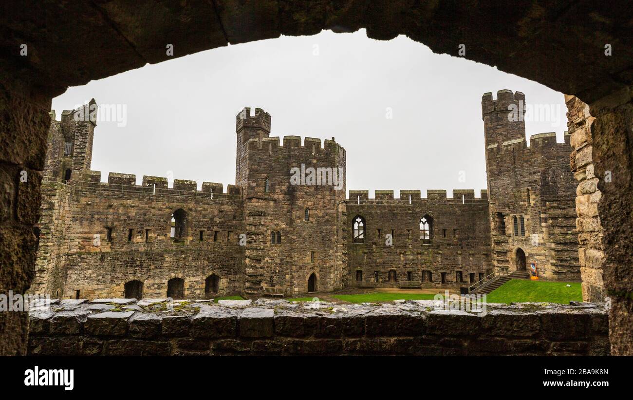 Caernarfon walls hi-res stock photography and images - Alamy