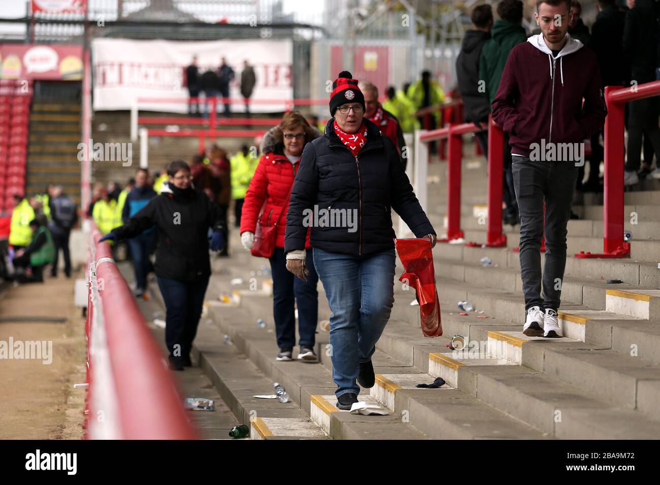 Football fans standing hi-res stock photography and images - Alamy