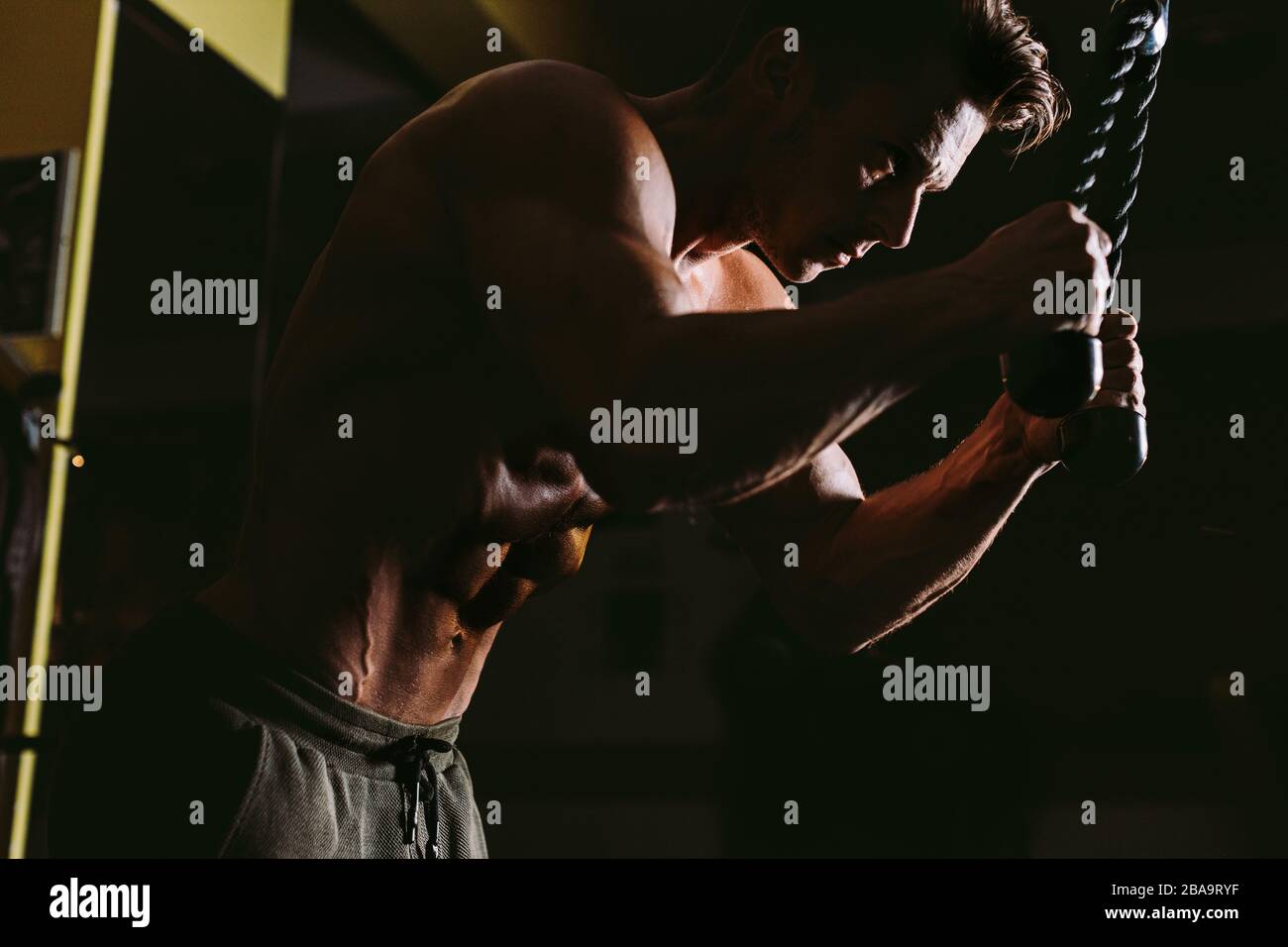 man workout twisting exercises for abs. Bodybuilder abdominal workout ...