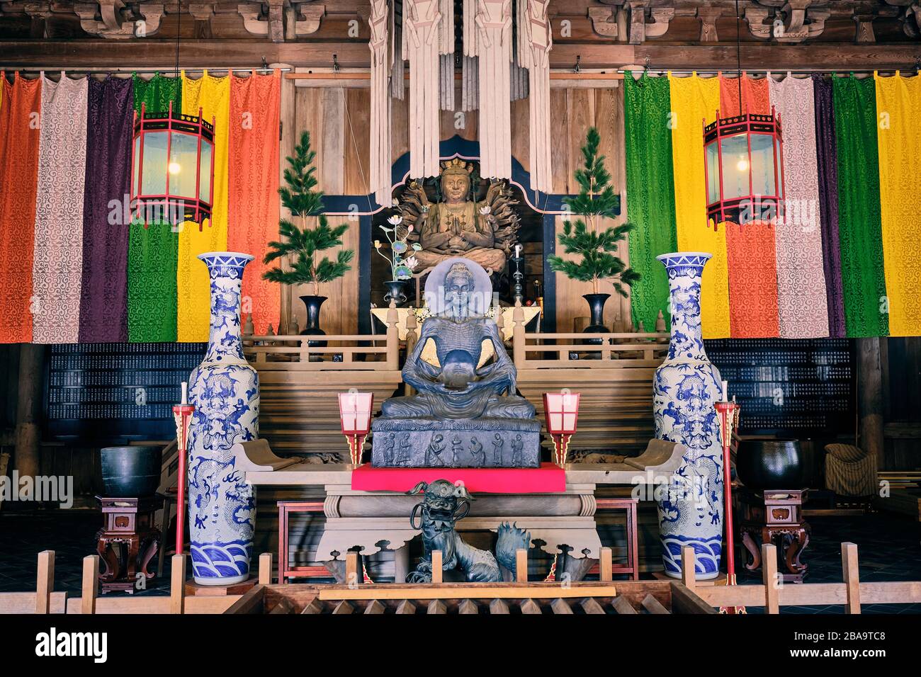 Sculpture of a meditating prayer inside a zen temple at Kenchoji Stock ...