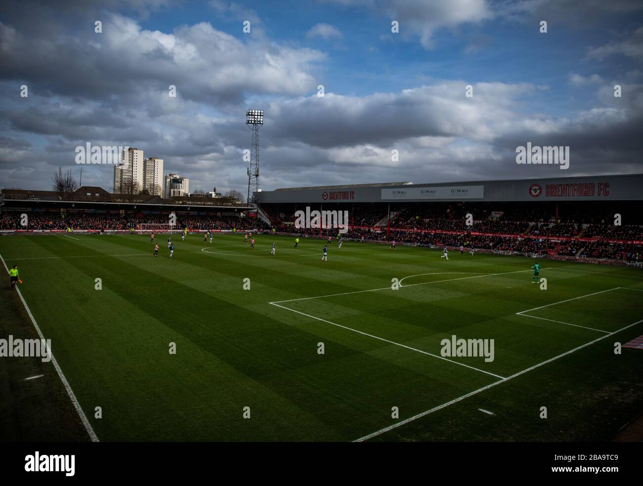 Griffin park brentford general view hi-res stock photography and images ...