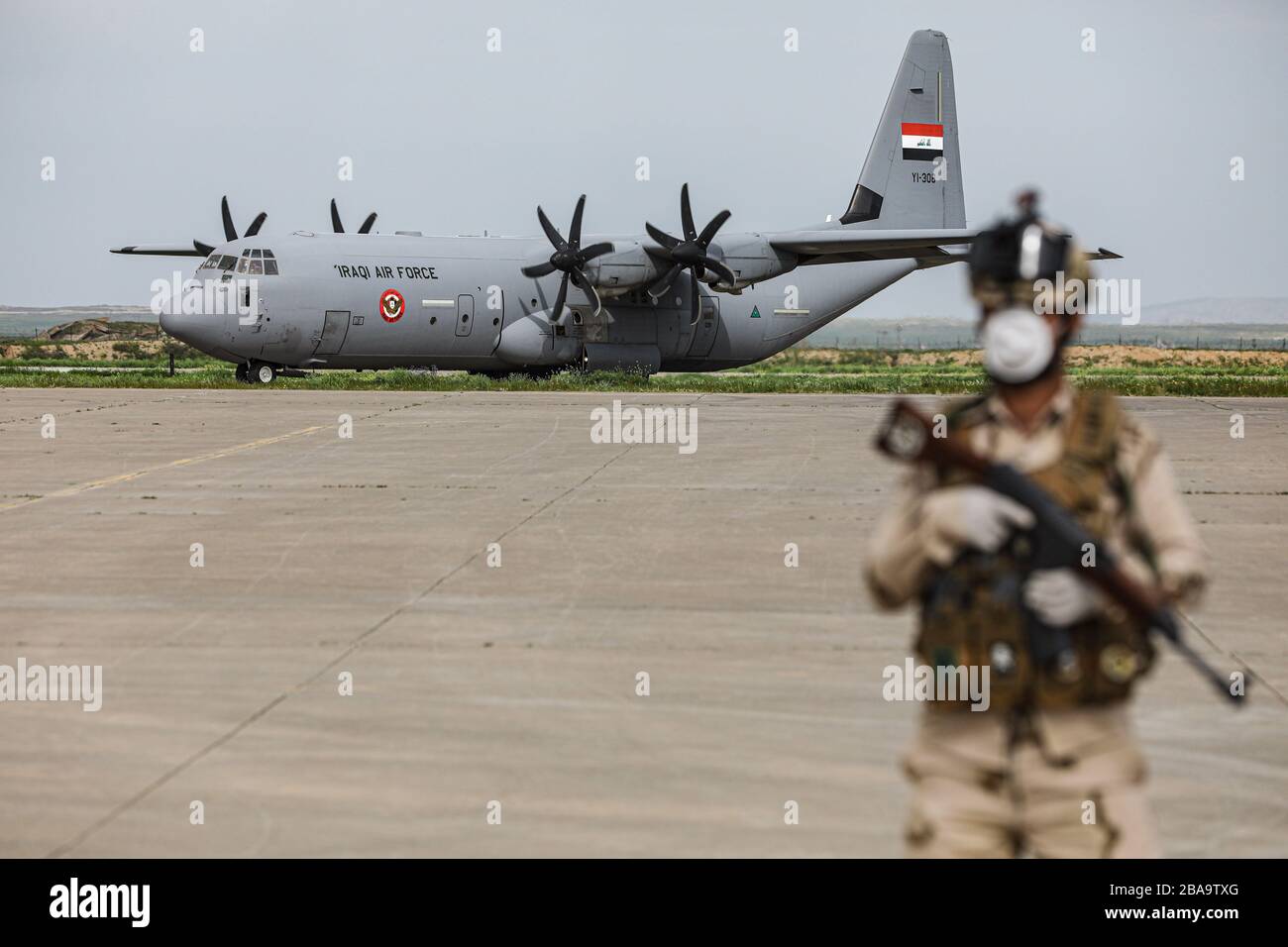 Mosul District, Iraq. 26th Mar, 2020. An Iraqi army soldier stands ...