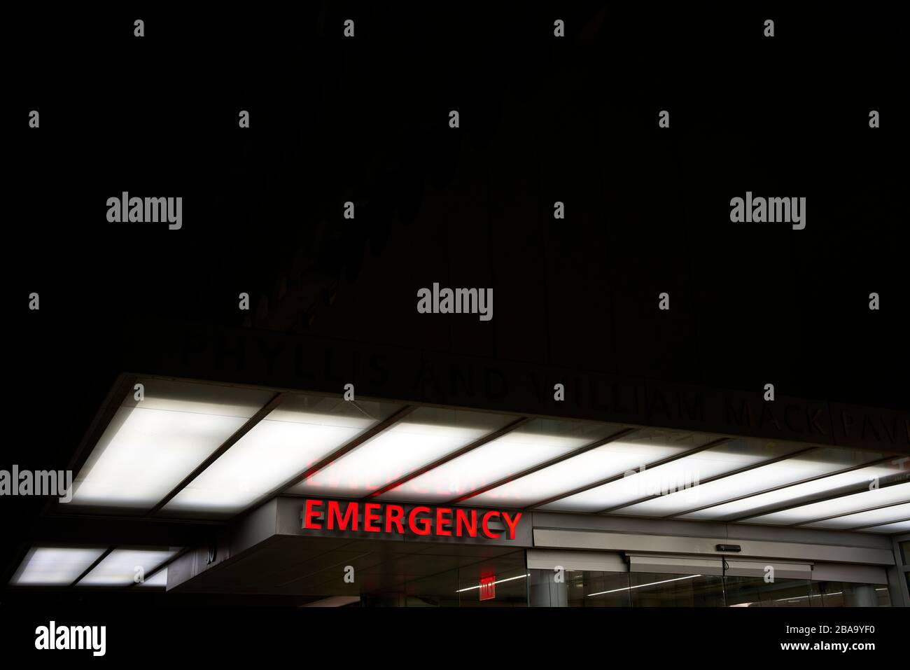 Emergency room entrance night hi-res stock photography and images - Alamy