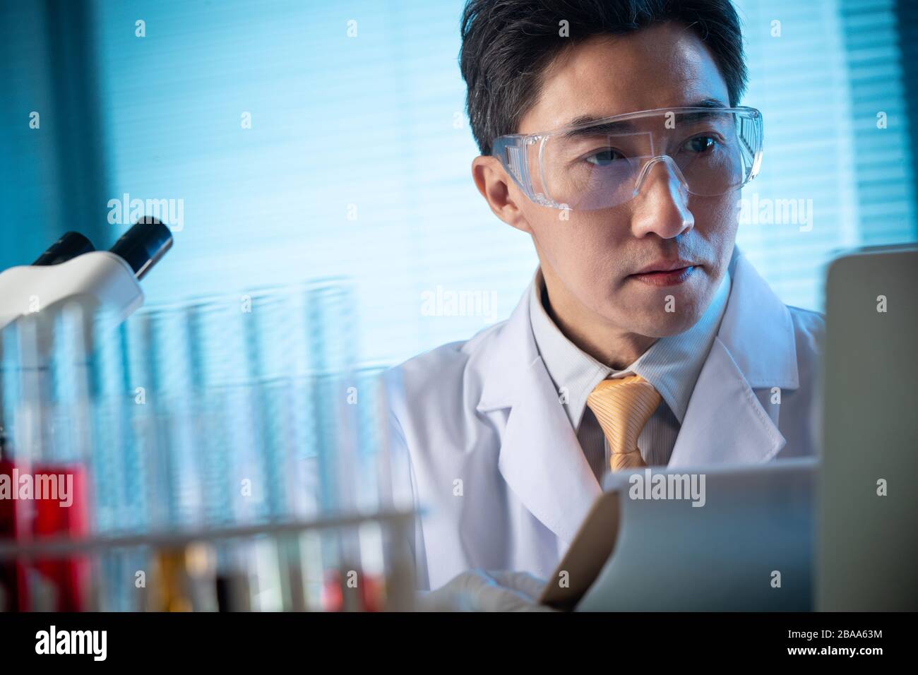 Scientists do science experiments in the laboratory Stock Photo - Alamy