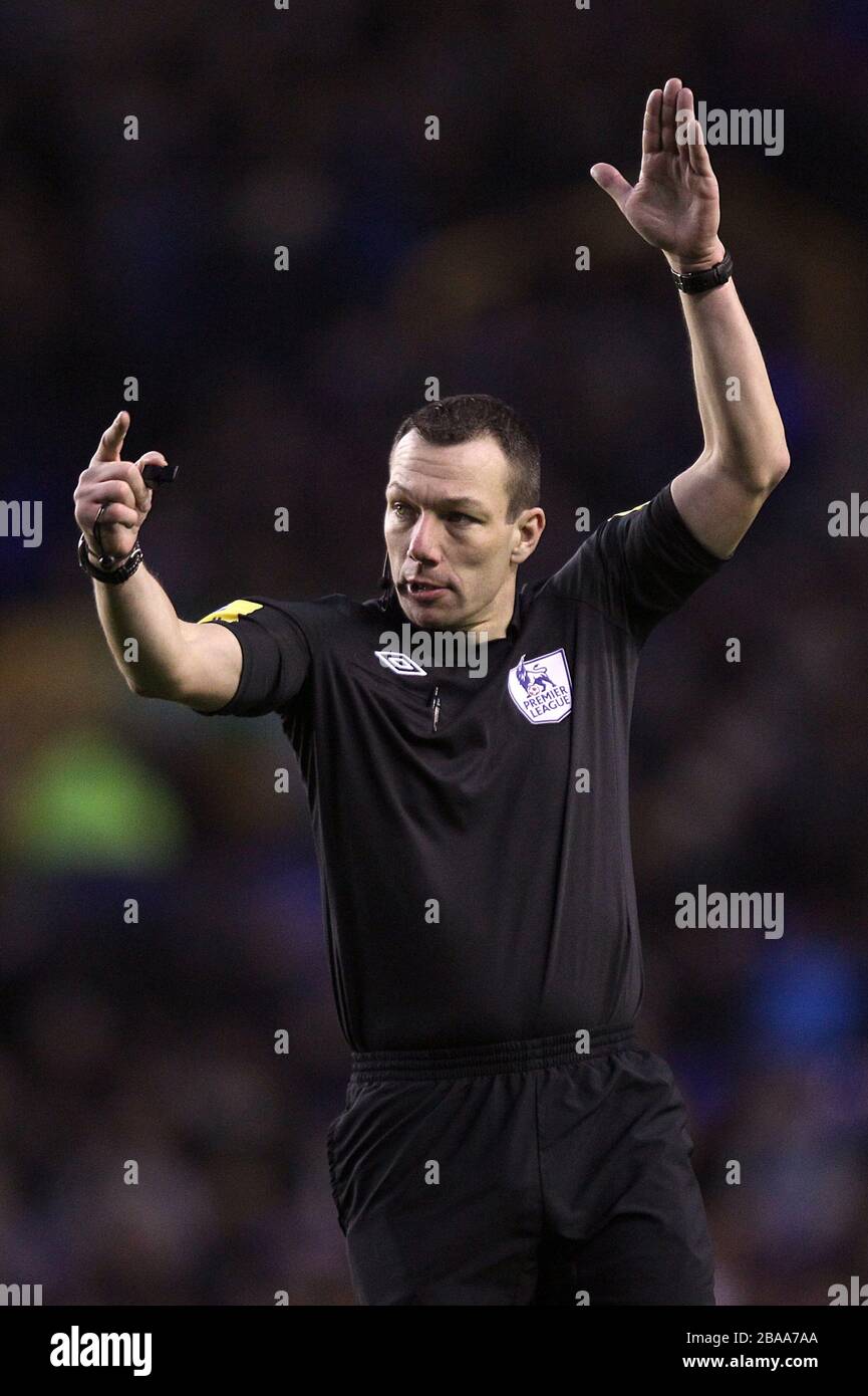 Kevin Friend, match referee Stock Photo - Alamy