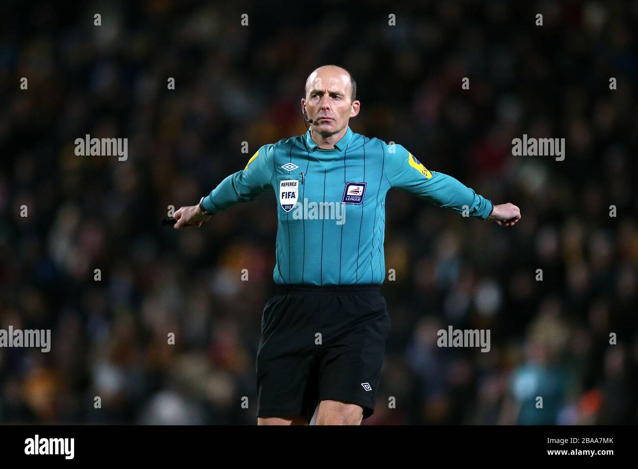 Referee mike dean hi-res stock photography and images - Alamy