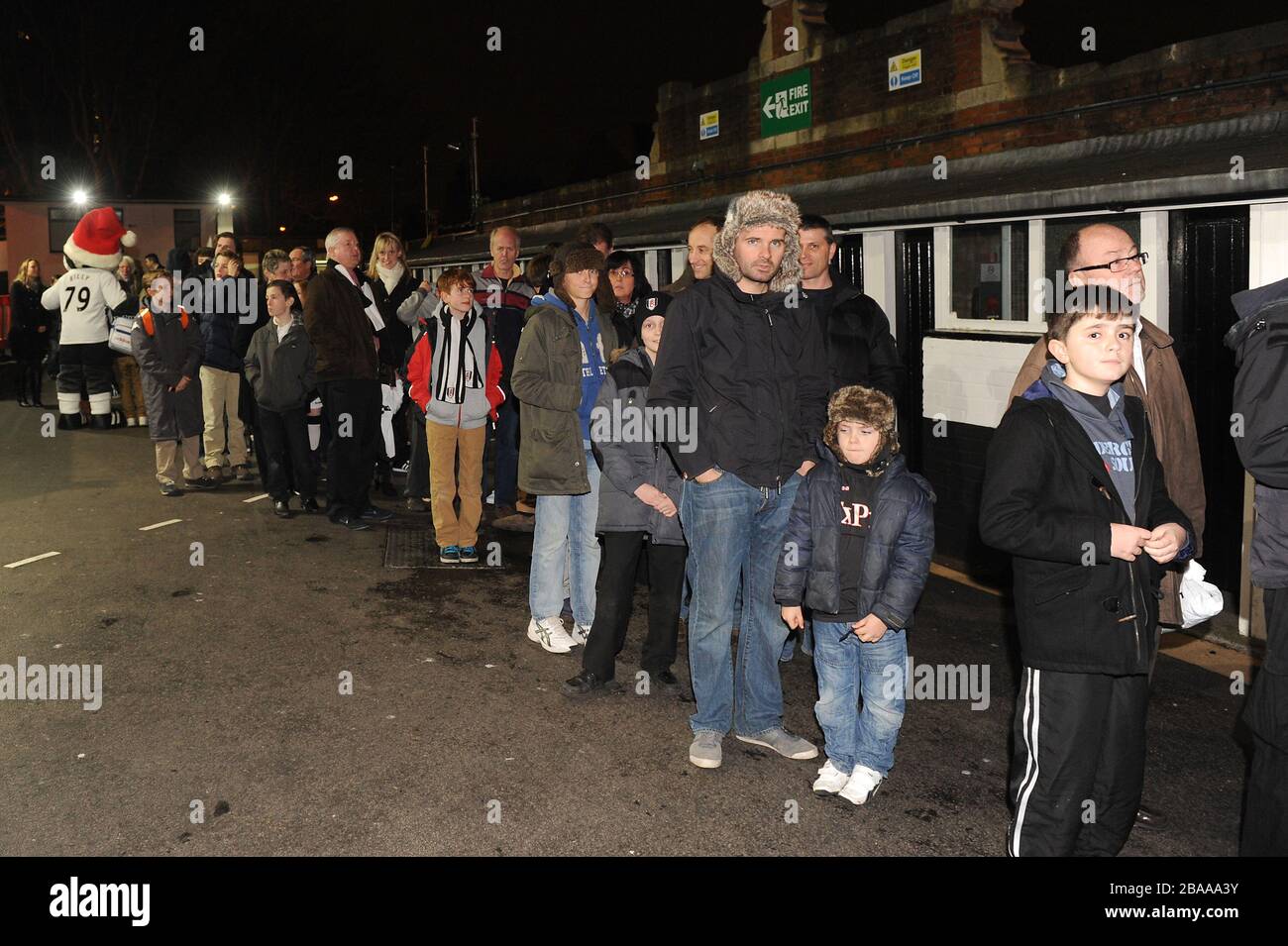 Christmas queue hi-res stock photography and images - Alamy