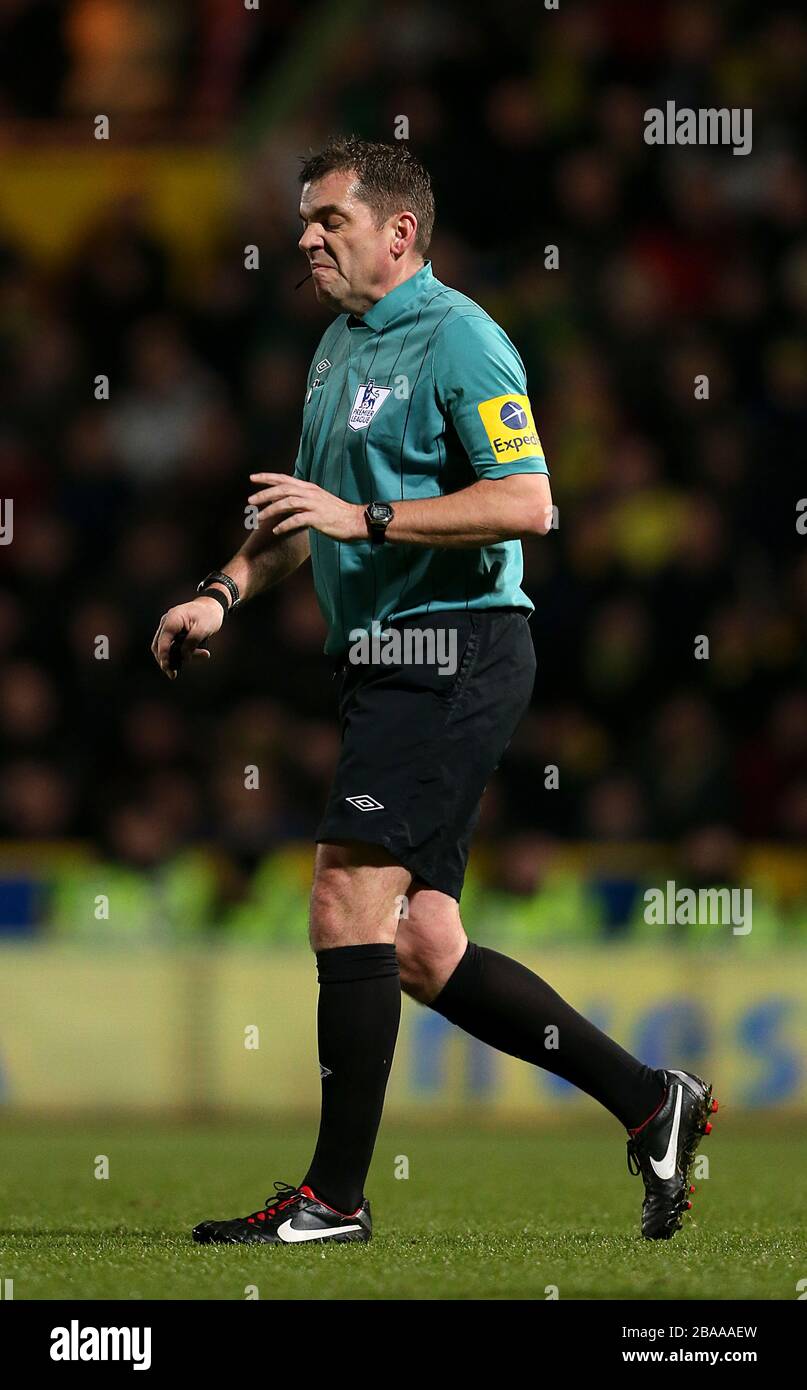 Phil Dowd, match referee Stock Photo - Alamy